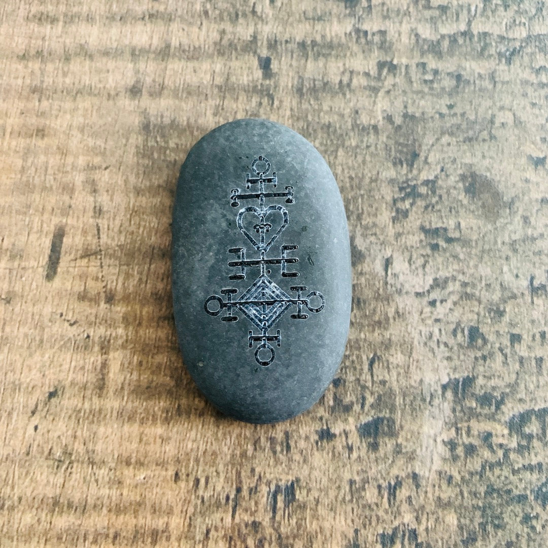 Ástarstafur Stone - River Rock Engraved with Icelandic Love Rune – Birdmoss